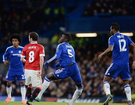 GIF Video Kurt Zouma injury vs Manchester United | Zouma knee bend 2016 ...